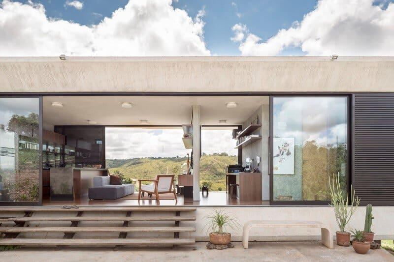 Reinforced Concrete House with Wide Open Spaces Reinforced Concrete House with Wide Open Spaces