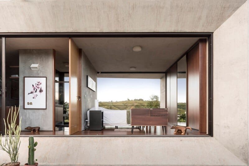 Reinforced Concrete House with Wide Open Spaces Reinforced Concrete House with Wide Open Spaces