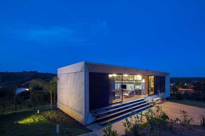 Reinforced Concrete House with Wide Open Spaces Reinforced Concrete House with Wide Open Spaces